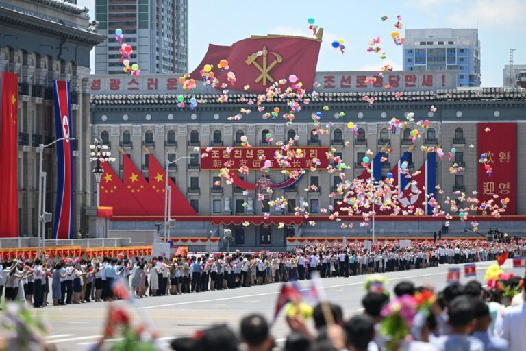 Feature: Flowers and cheers greet Xi in Pyongyang - HUBZ MEDIA